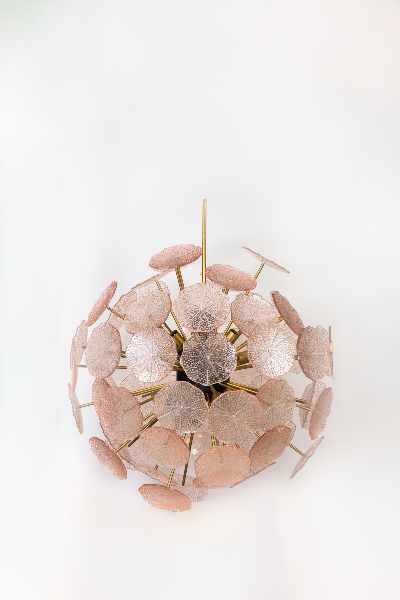 Monte Carlo Gallery Impressive spoutnik chandelier in brass and Murano pink flower discs